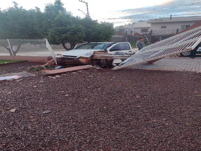 Motorista, sem CNH, perde o controle e colide contra muro de residência ... Motorista, sem CNH, perde o controle e colide contra muro de residência ...